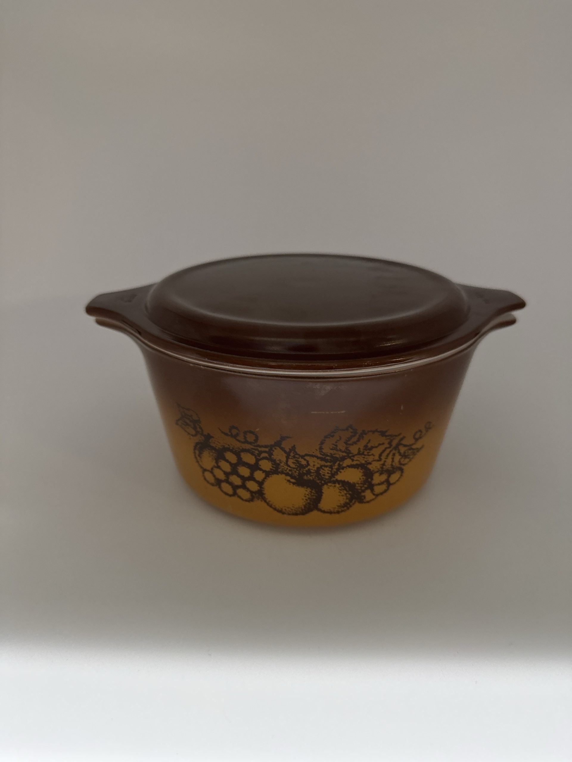 Vintage Pyrex casserole dish with lid small chip on lid | Mac-Ave