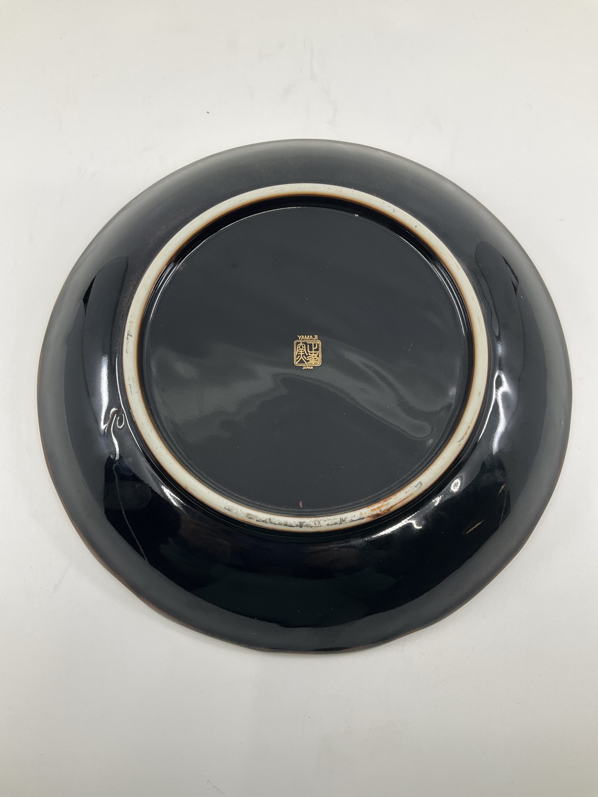Yamaji Japan plate featuring a calla lily floral design | Mac-Ave