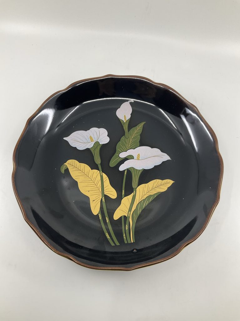 Yamaji Japan plate featuring a calla lily floral design | Mac-Ave